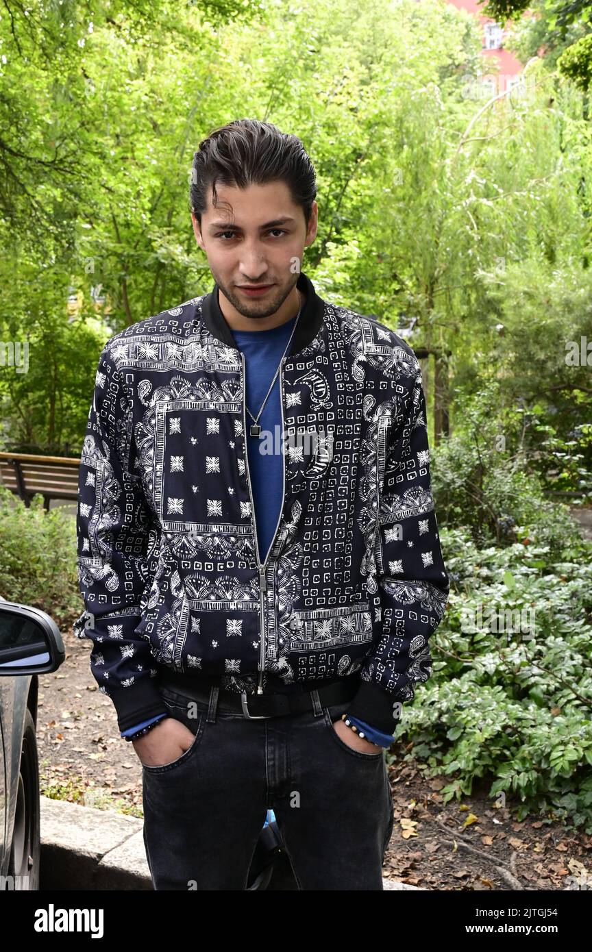 Adonis Jovanovic aka Dean am Set bei Dreharbeiten zur Reality-Daily ...