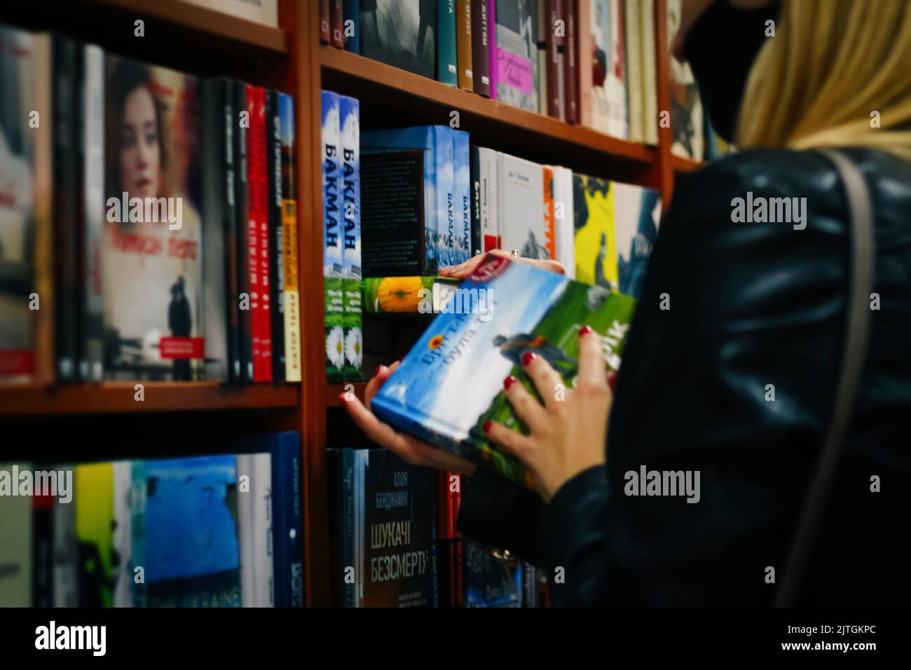 Girl selecting book from bookshelf hi-res stock photography and images ...
