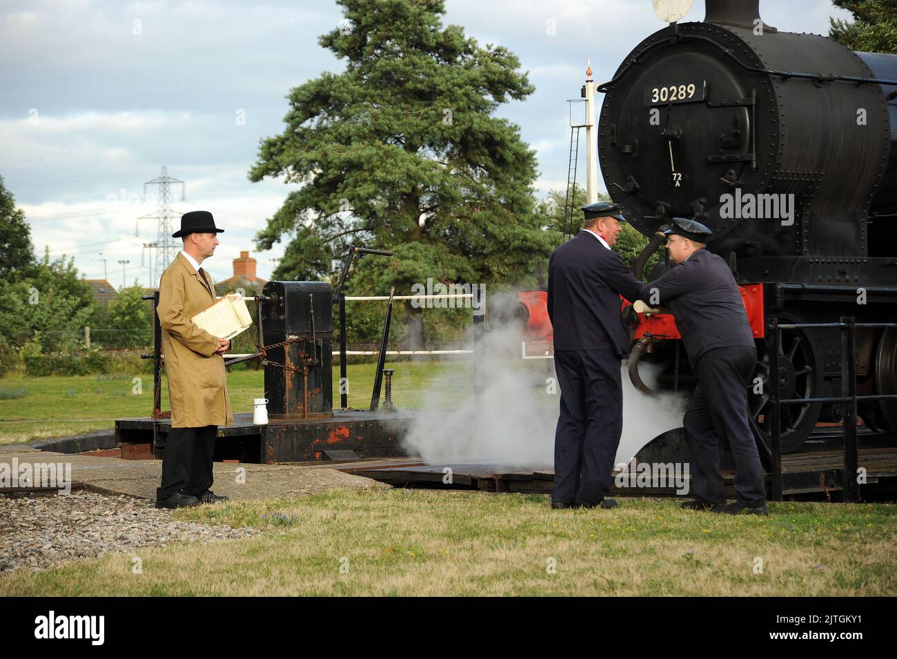 MPD staff with "30120" (running as "30289") at Didcot's turntable Stock ...