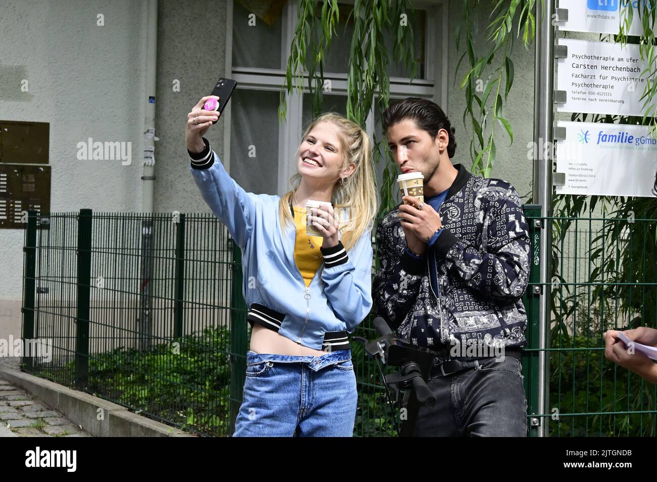 Katharina Kock aka Toni und Adonis Jovanovic aka Dean am Set bei ...