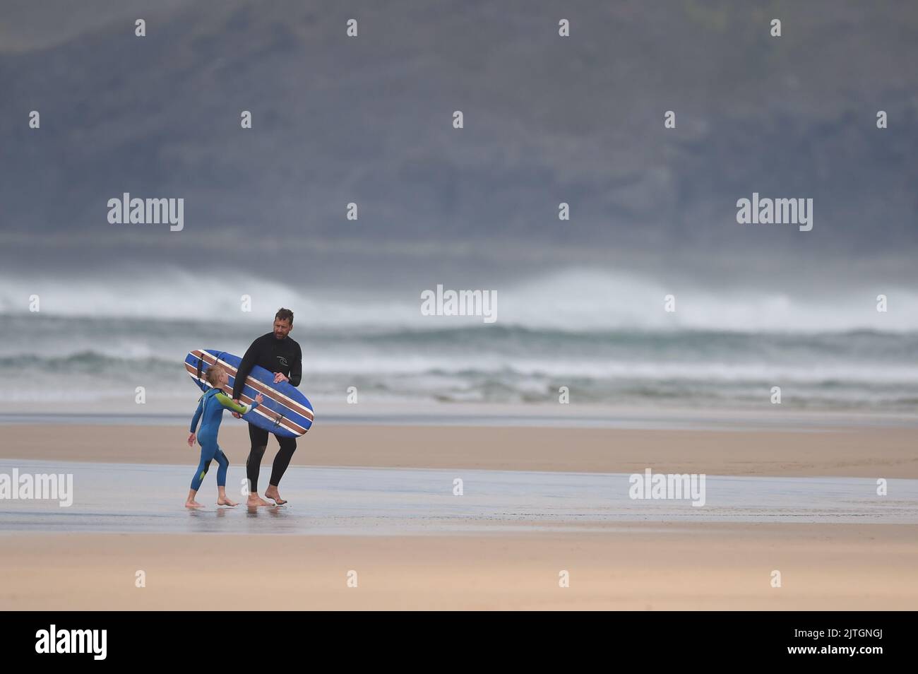 Father son surfers beach surfing hi-res stock photography and images ...
