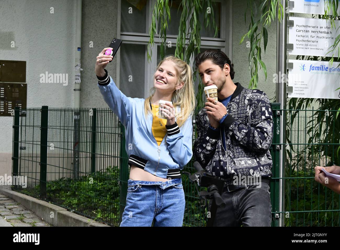 Katharina Kock aka Toni und Adonis Jovanovic aka Dean am Set bei ...