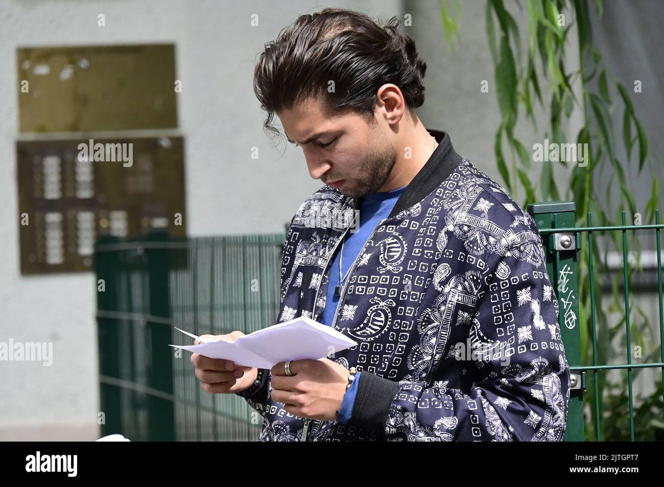 Adonis Jovanovic aka Dean am Set bei Dreharbeiten zur Reality-Daily ...