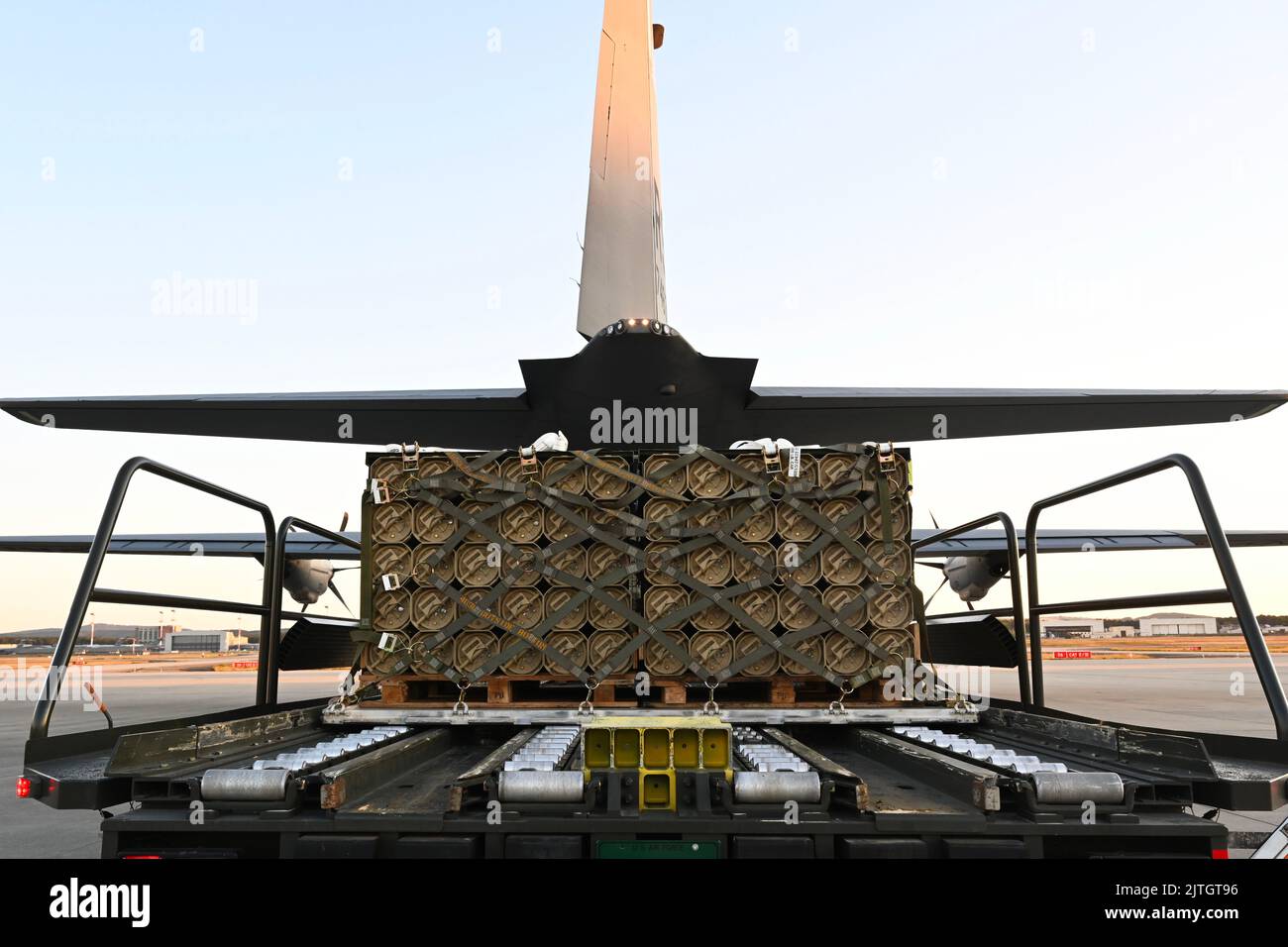 Global air mobility support system hi-res stock photography and images ...