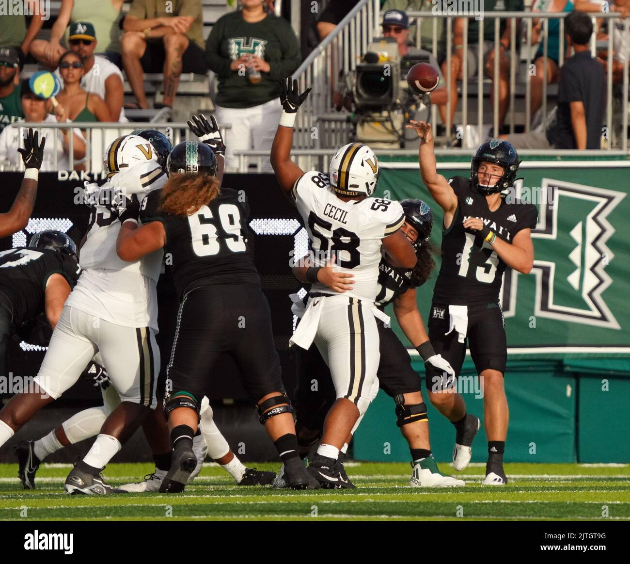 August 27, 2022 - Hawaii Rainbow Warriors quarterback Brayden Schager ...