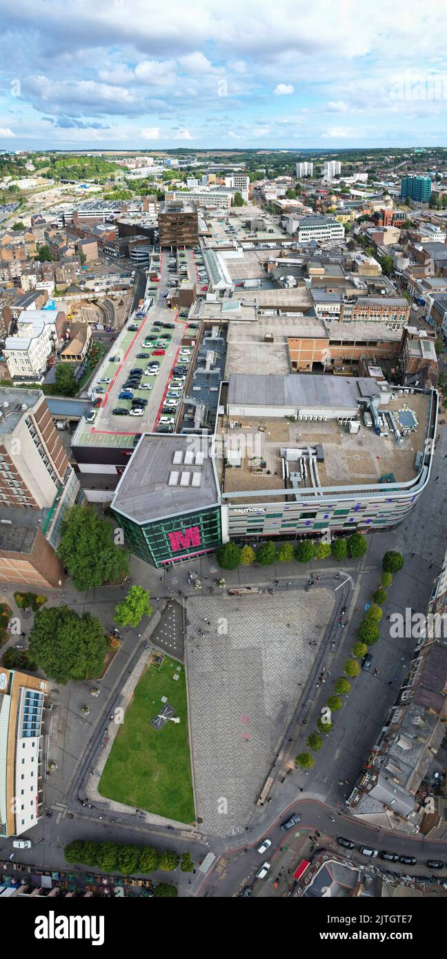 Luton shopping mall hi-res stock photography and images - Alamy