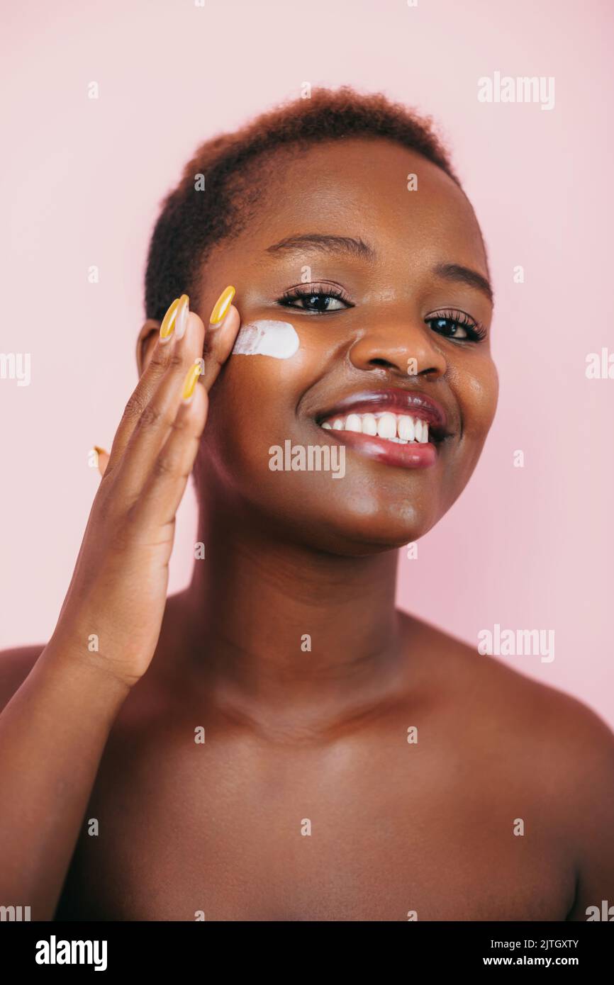 African woman with hand on cheek hi-res stock photography and images ...