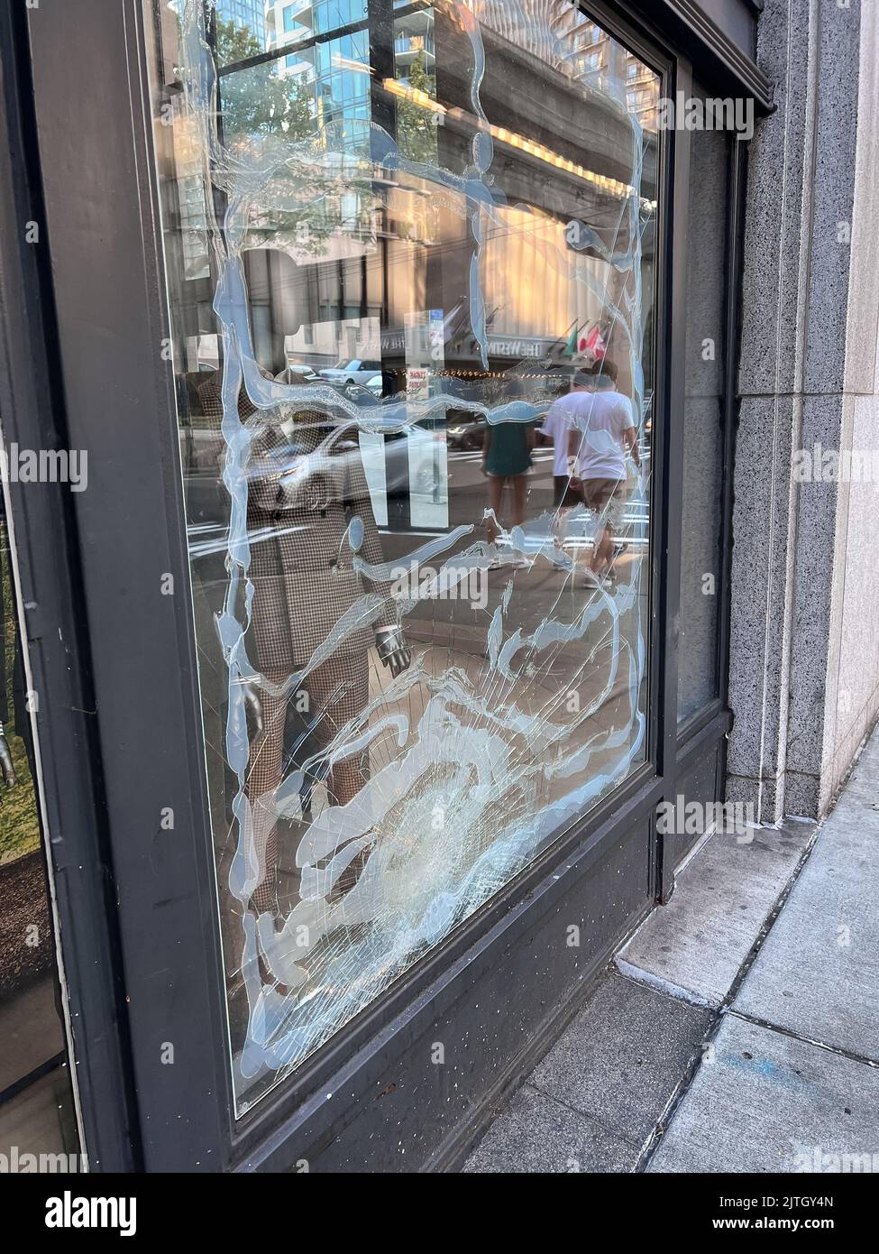 Seattle, USA. 25 Aug, 2022. A smashed window in the Westlake shopping ...