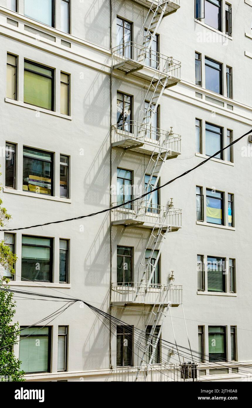 Apartment building exterior steps hi-res stock photography and images ...