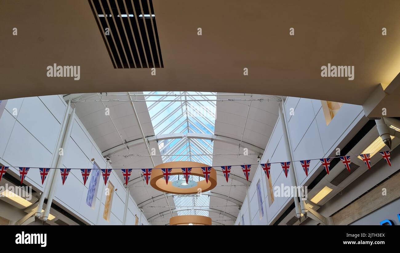 Luton shopping mall hi-res stock photography and images - Alamy