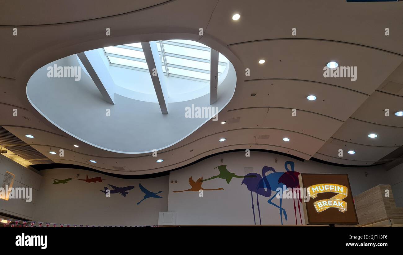 Luton shopping mall hi-res stock photography and images - Alamy