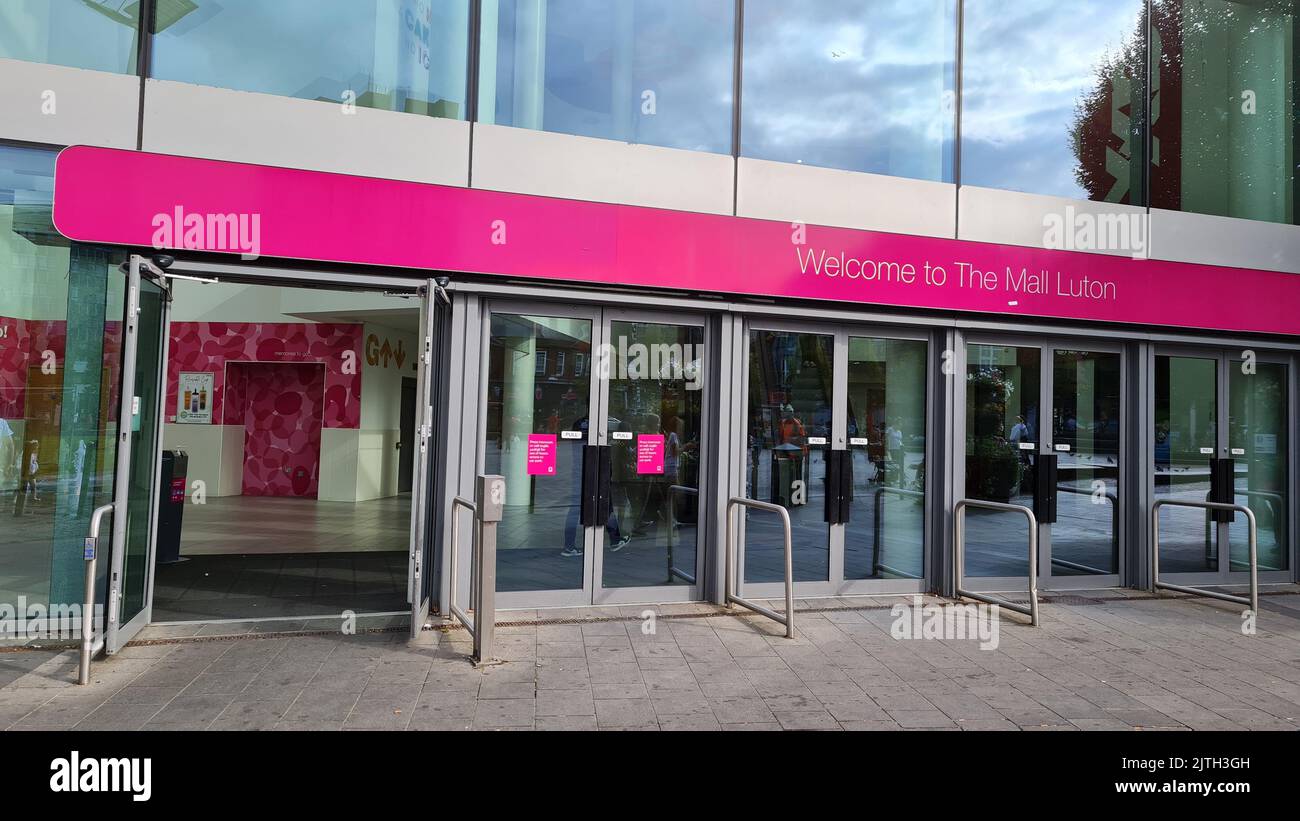 Luton shopping mall hi-res stock photography and images - Alamy