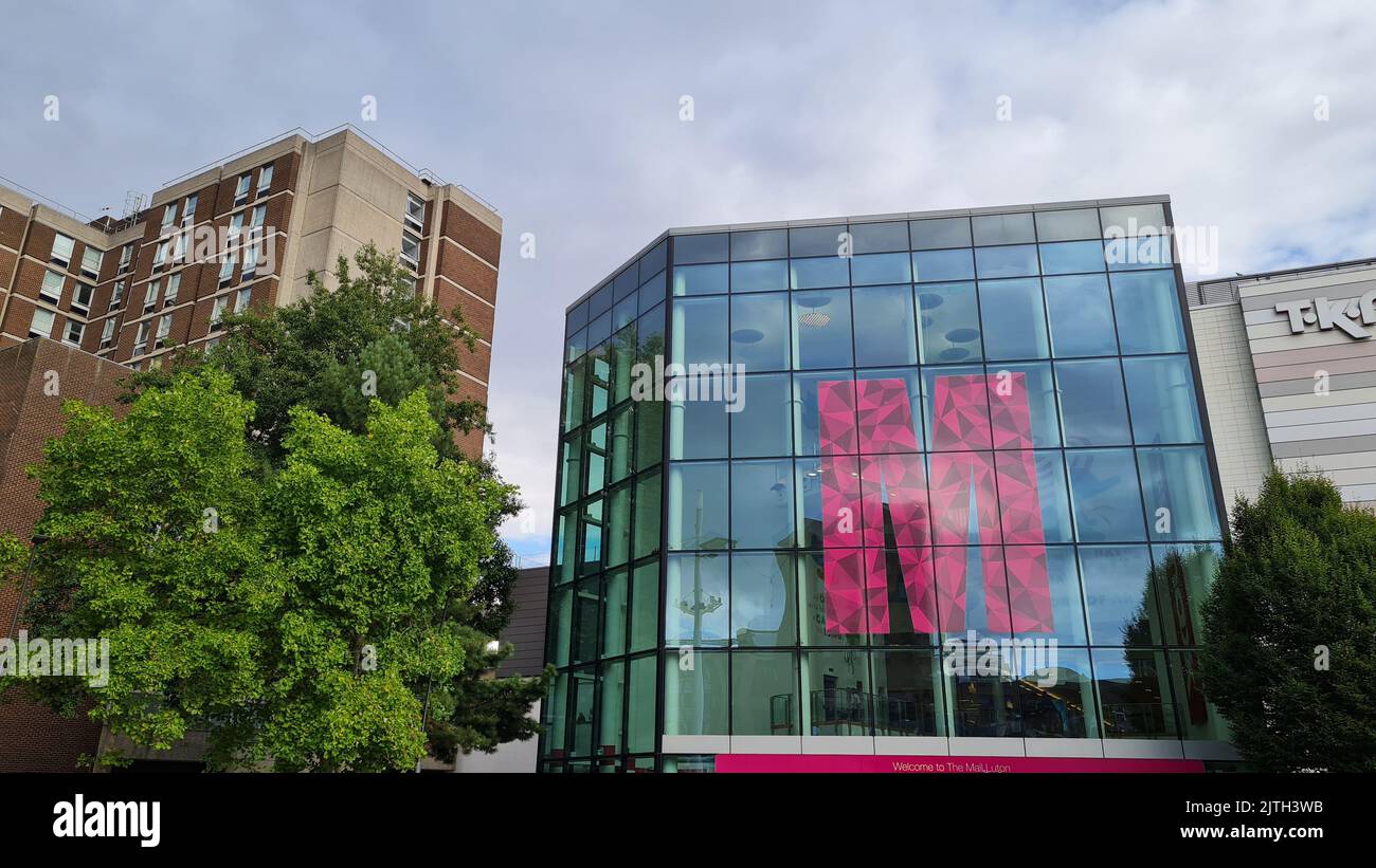 Luton shopping mall hi-res stock photography and images - Alamy