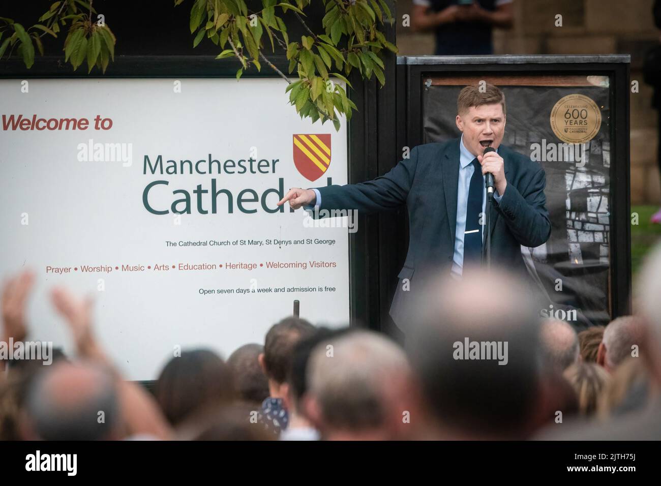 Manchester, UK. 30th Aug, 2022. Eddie Dempsey from RMT addresses the ...