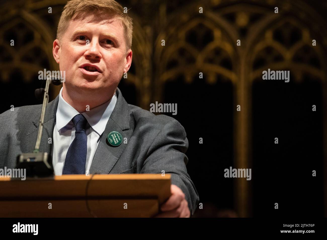 Manchester, UK. 30th Aug, 2022. Eddie Dempsey from RMT addresses the ...