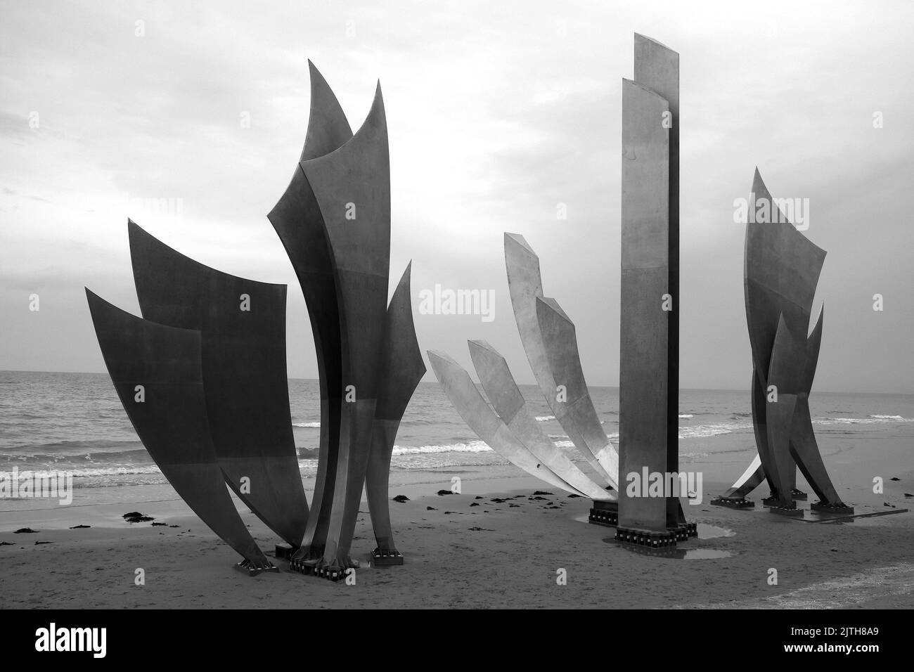 "the Braves" sculpture memorial to the fallen soldiers on Omaha Beach ...