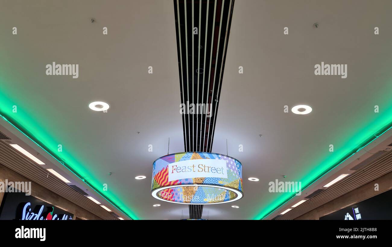 Luton shopping mall hi-res stock photography and images - Alamy