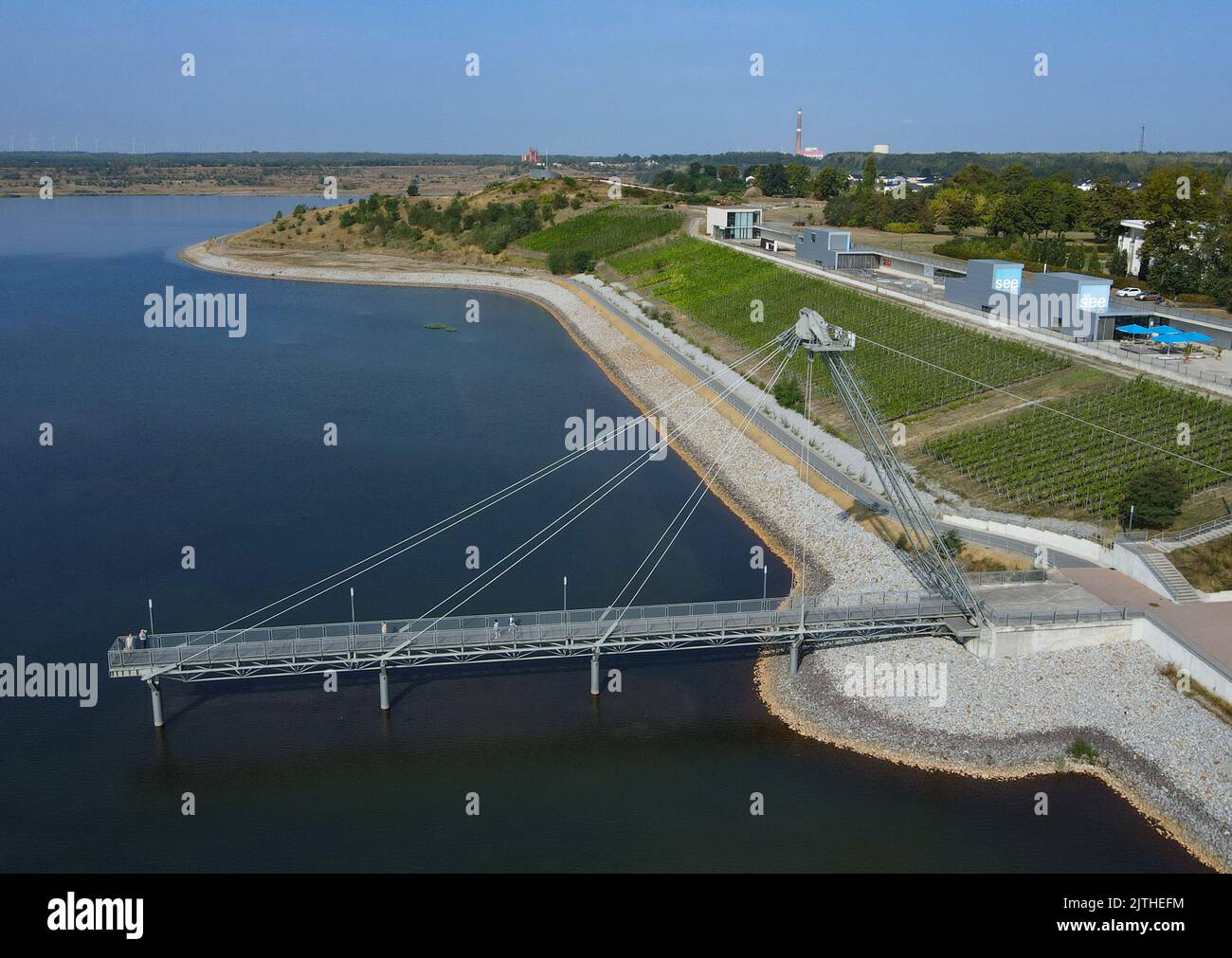 PRODUCTION - 25 August 2022, Brandenburg, Großräschen: The pier and the ...