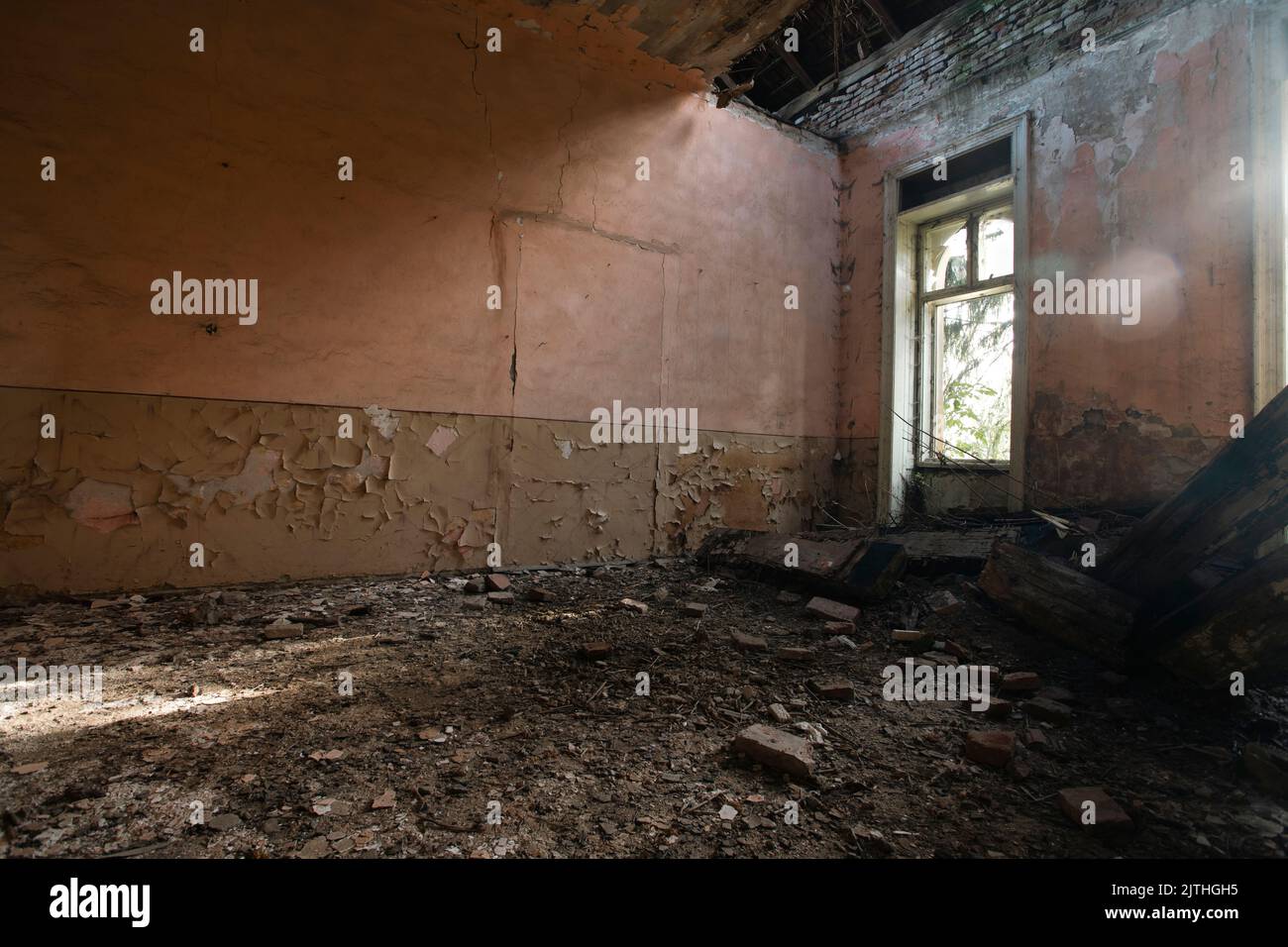Creepy manor hi-res stock photography and images - Alamy