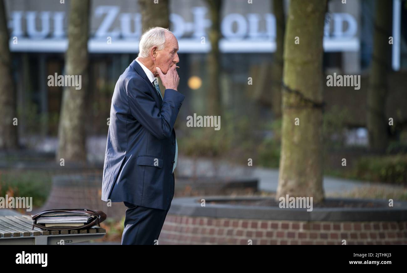 2022-08-31 08:05:43 THE HAGUE - Mediator Johan Remkes arrives for a ...