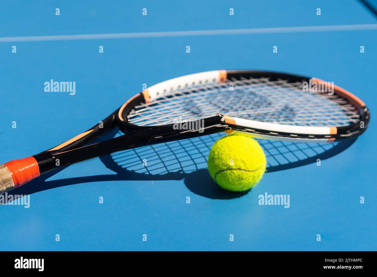a broken tennis racket blue tennis court Stock Photo - Alamy