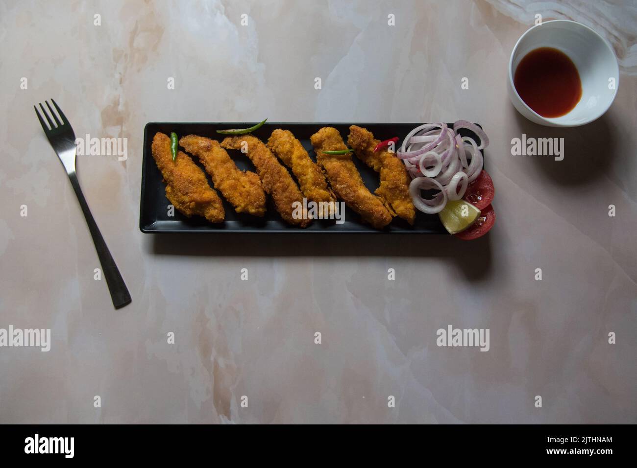 Samosa in tray hi-res stock photography and images - Alamy