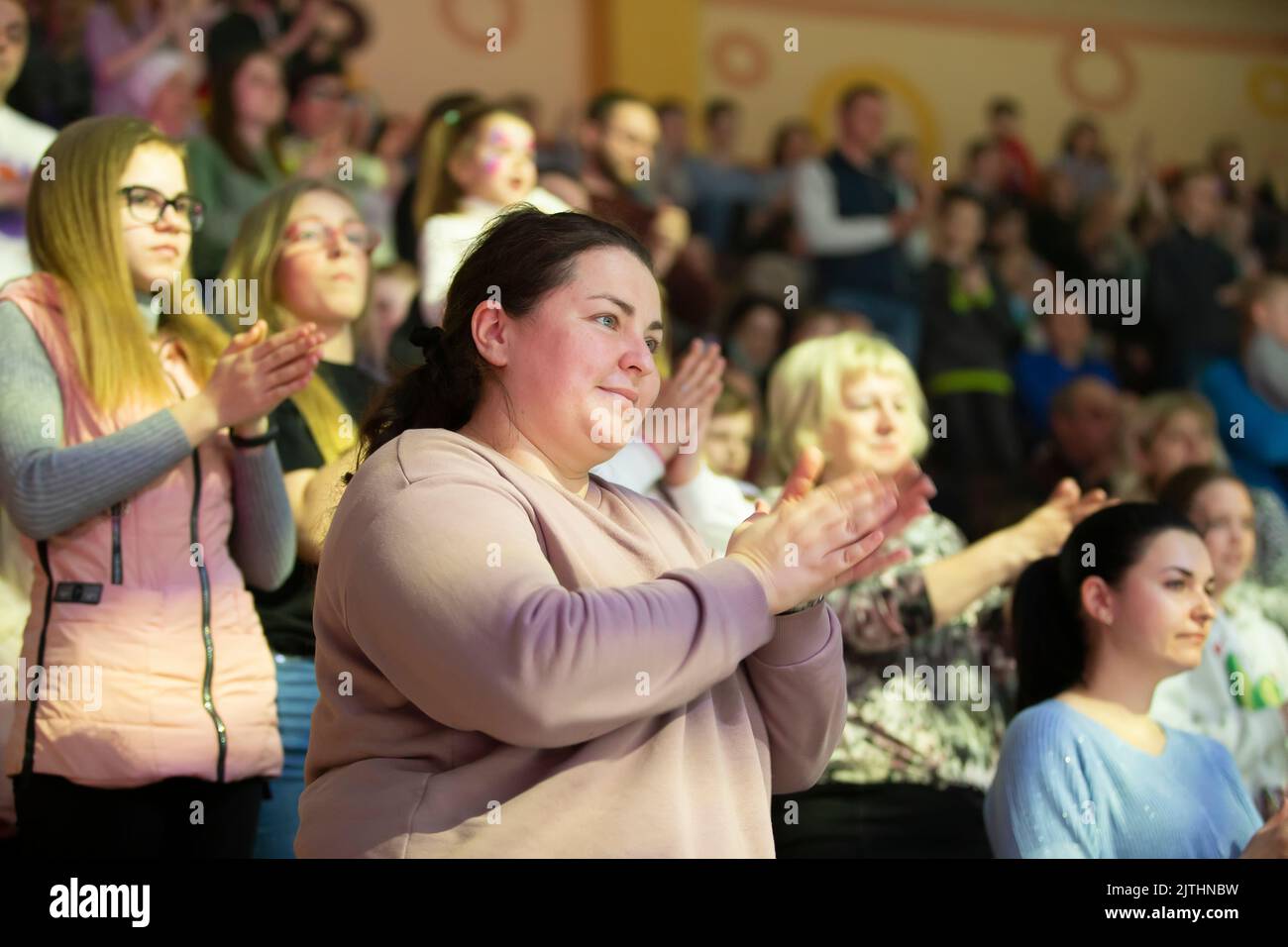 Spectators stand and clap Stock Photo - Alamy