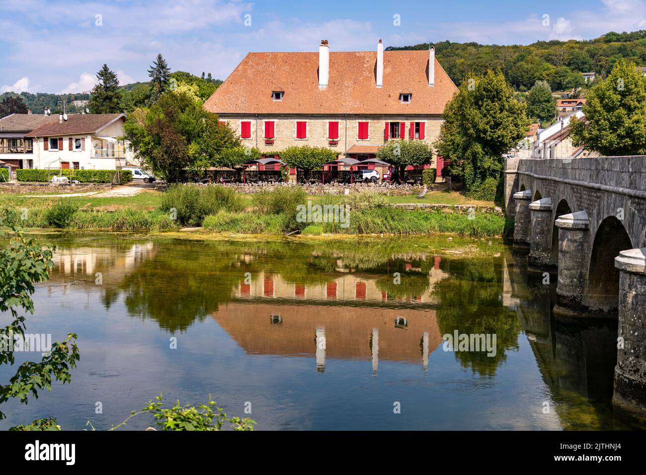 Chenecey-Buillon und der Fluss Loue, Bourgogne-Franche-Comté ...