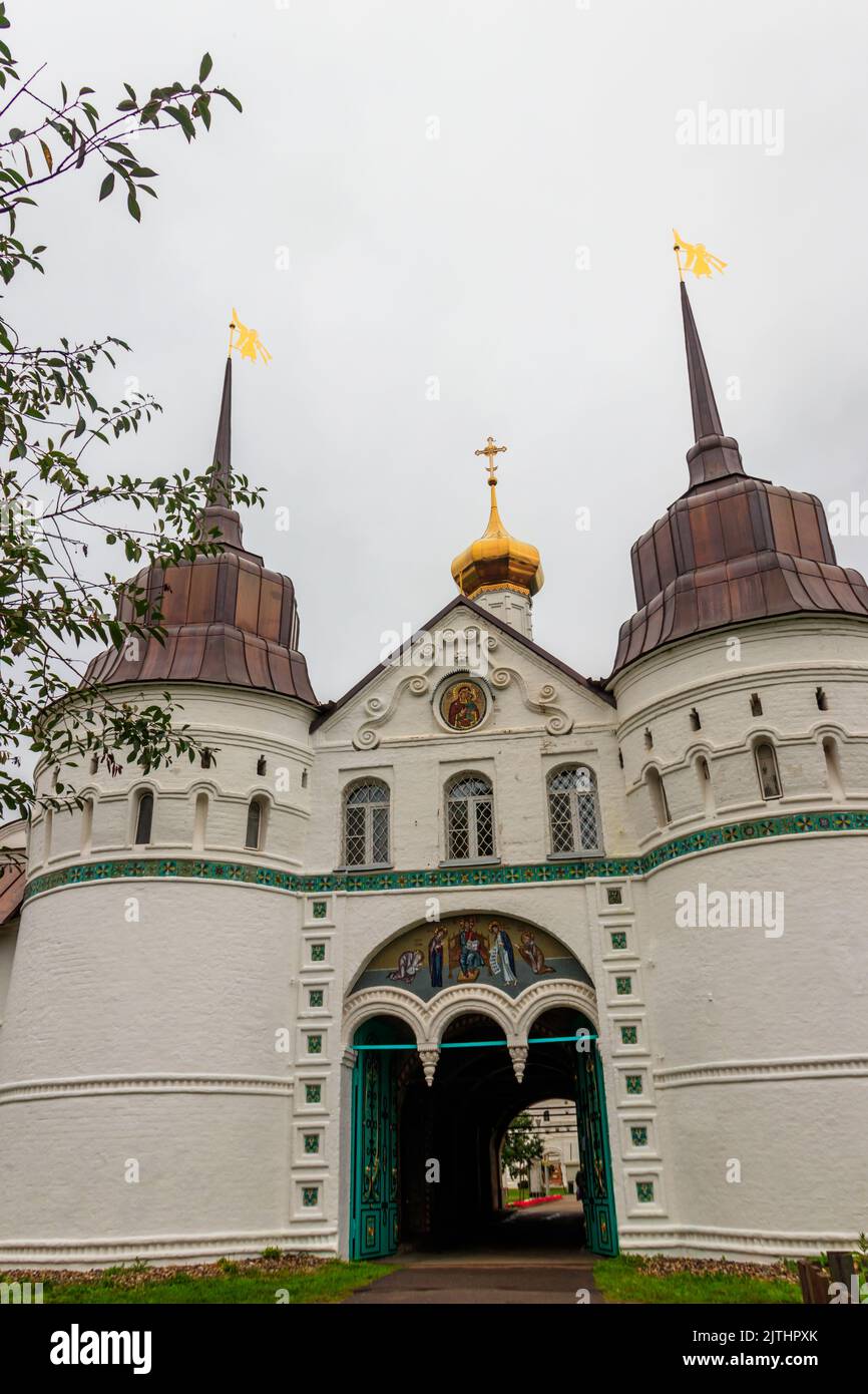 Holy gates in Vvedensky Tolga convent in Yaroslavl, Russia Stock Photo ...