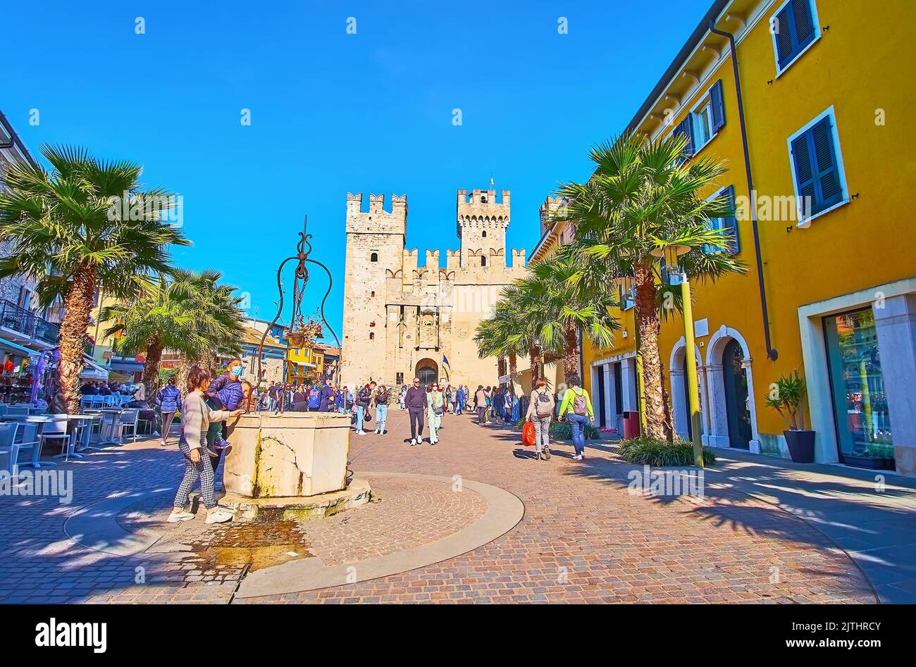 Antico pozzo hi-res stock photography and images - Alamy