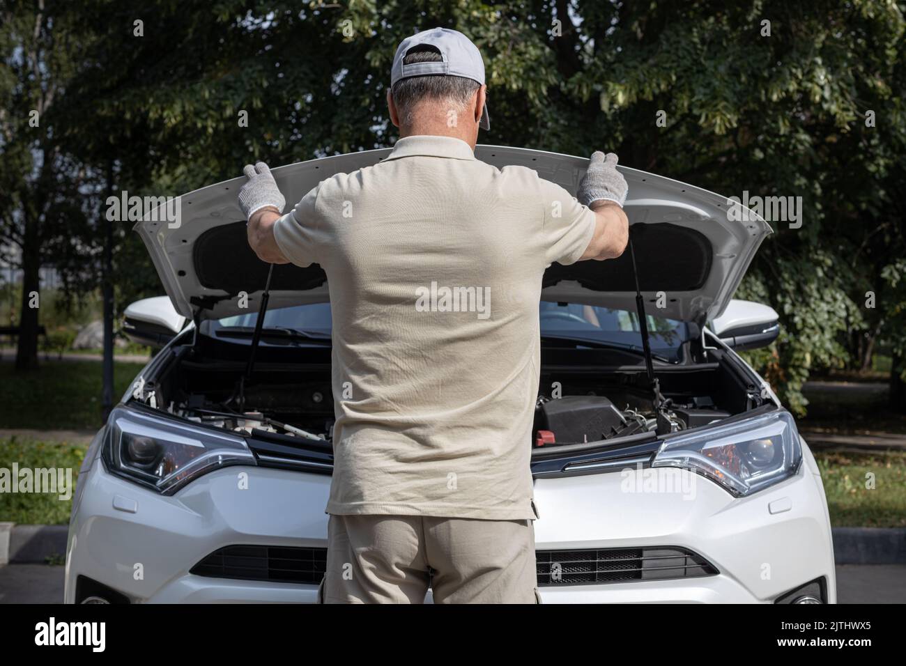 Car breakdown hood open man hi-res stock photography and images - Alamy