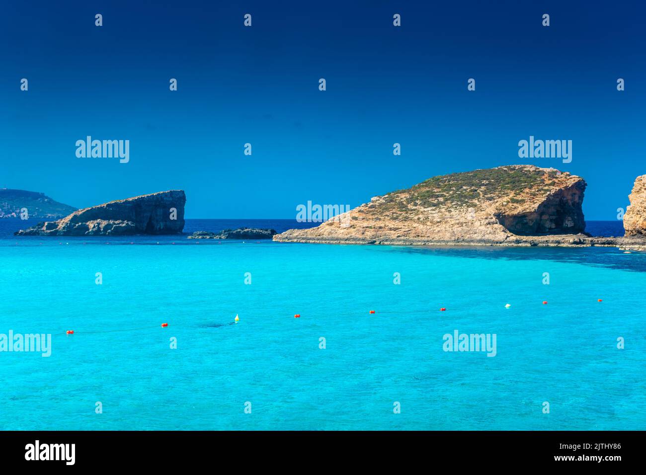 Amazing crystal clear water in the Blue Lagoon of Comino Island, Malta ...
