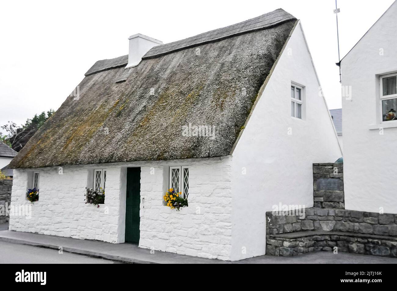 Whitewashed thatched cottage Stock Photo - Alamy