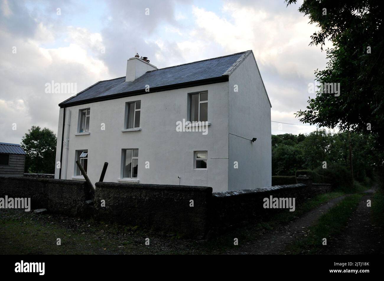 Traditional whitewashed two storey farmhouse, Ireland Stock Photo - Alamy Traditional whitewashed two storey farmhouse, Ireland Stock Photo - Alamy