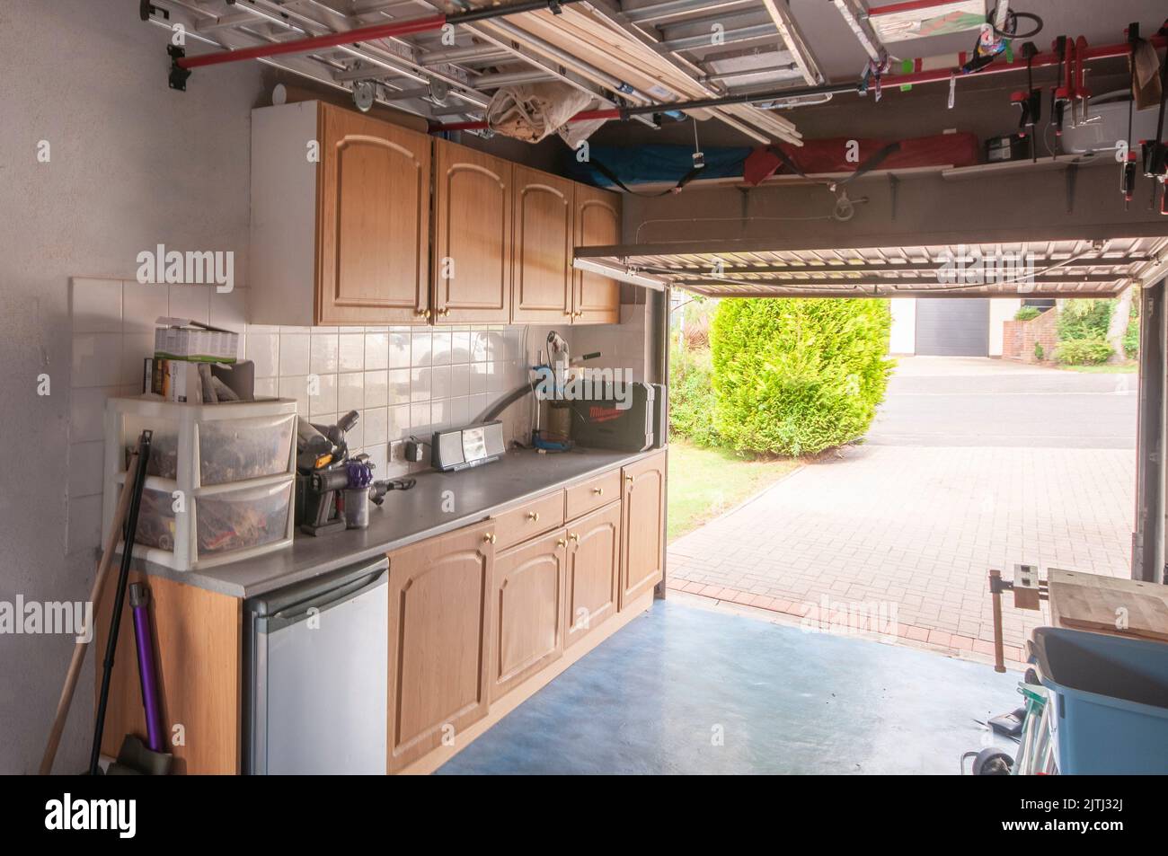 Bungalow uk car hi-res stock photography and images - Alamy