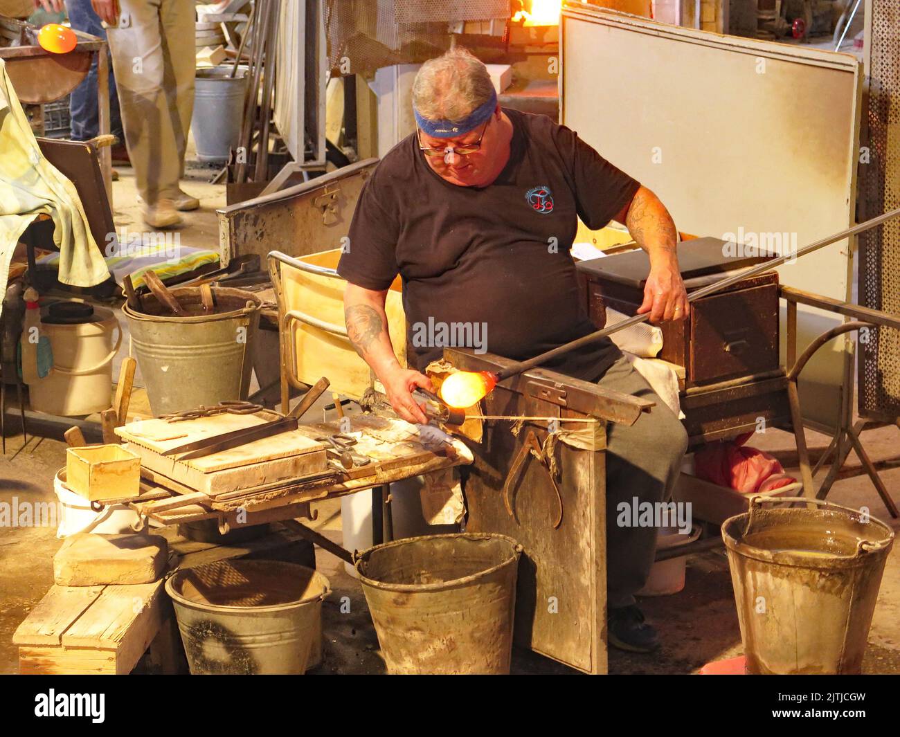 Glazier working in a glass workshop in Murano, Italy Stock Photo - Alamy