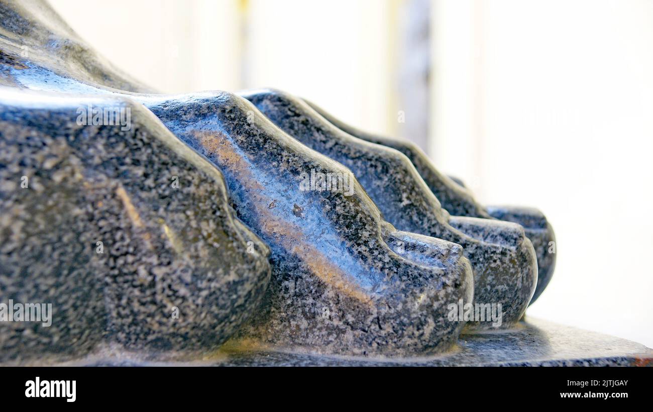 Feet of Atlanteans or good luck on a building in Saint Petersburg ...