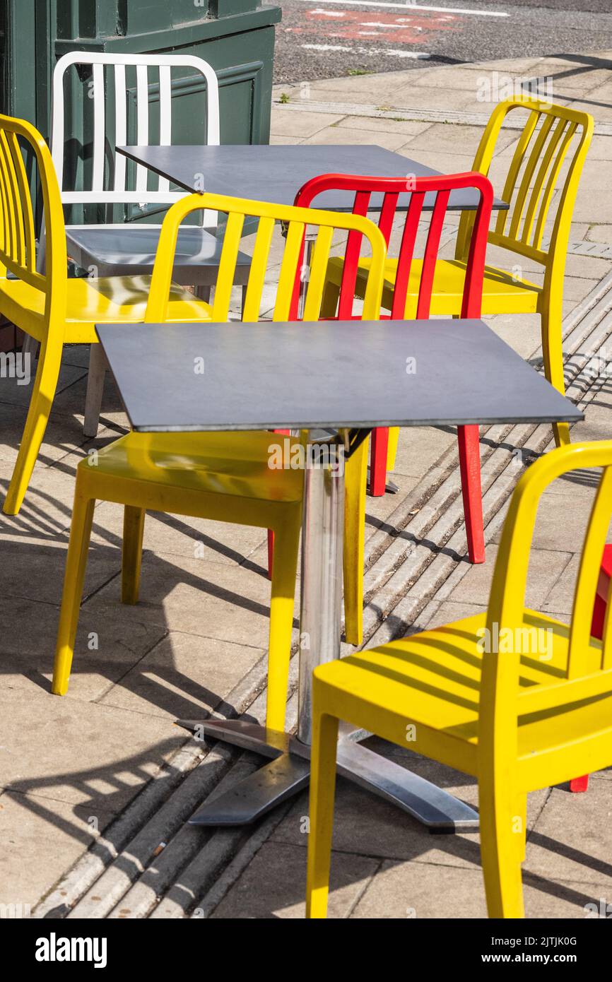 Pavement seats chairs hi-res stock photography and images - Alamy