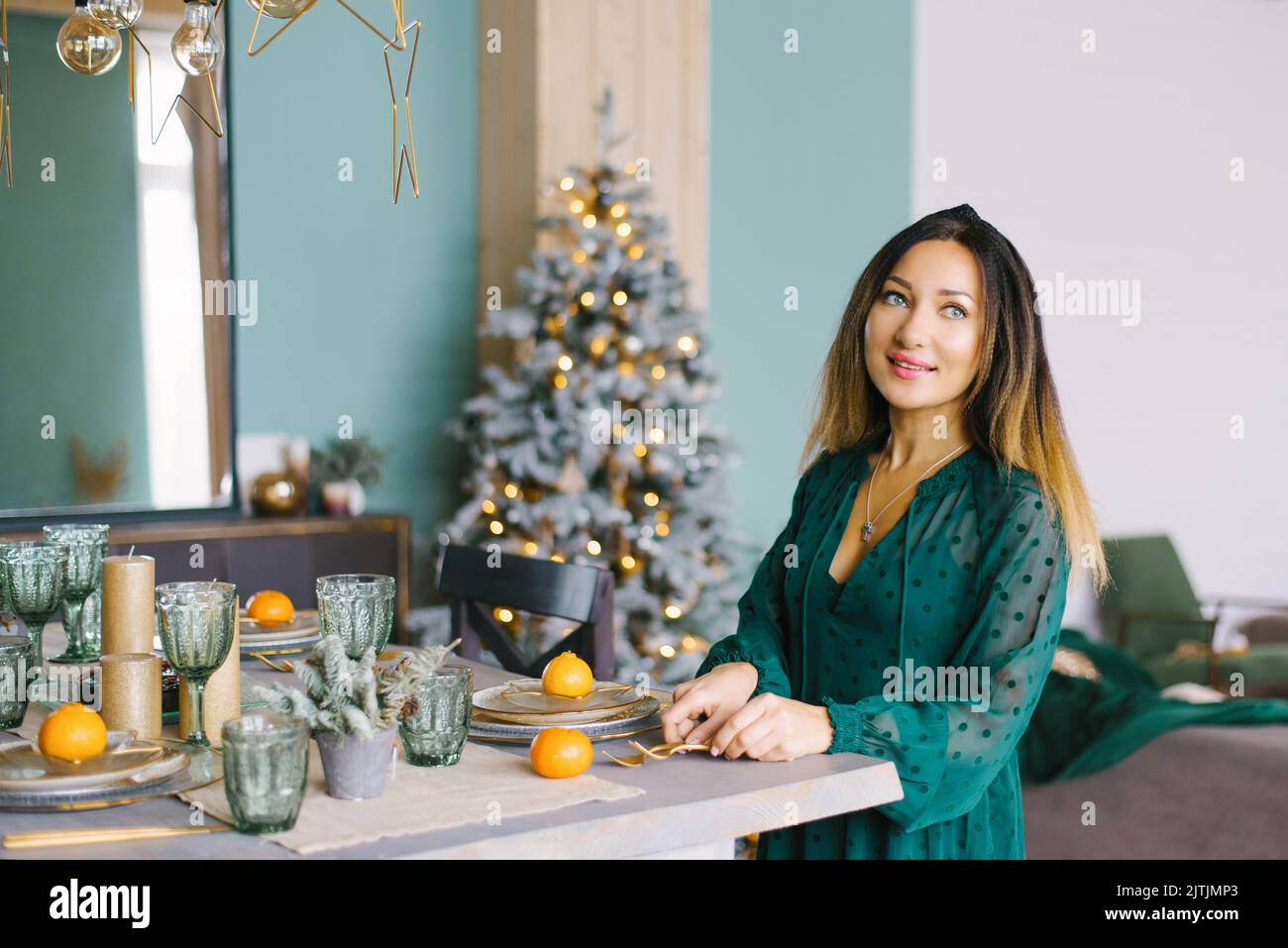 Woman setting table in restaurant hi-res stock photography and images ...