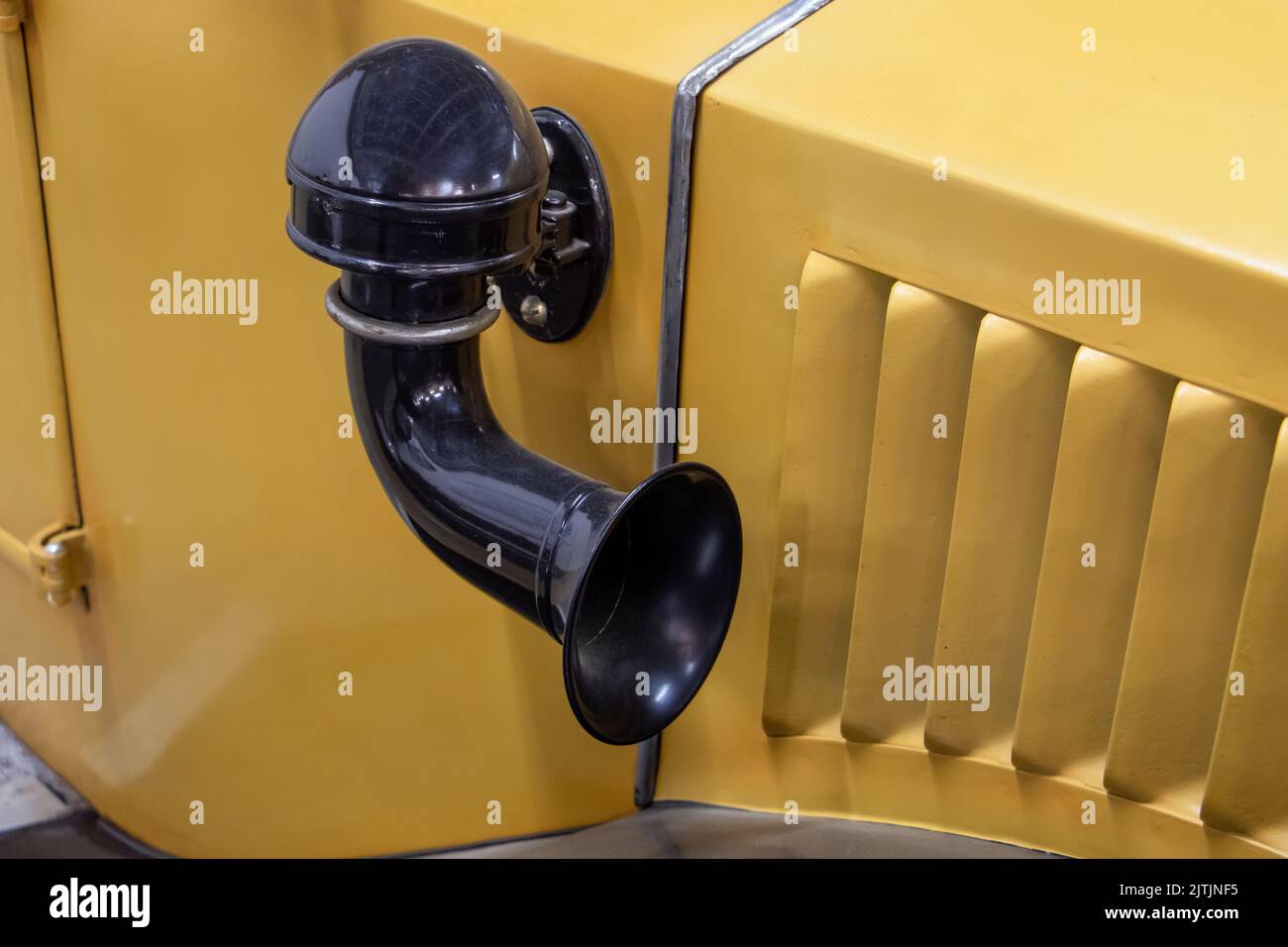 Beep horn hi-res stock photography and images - Alamy