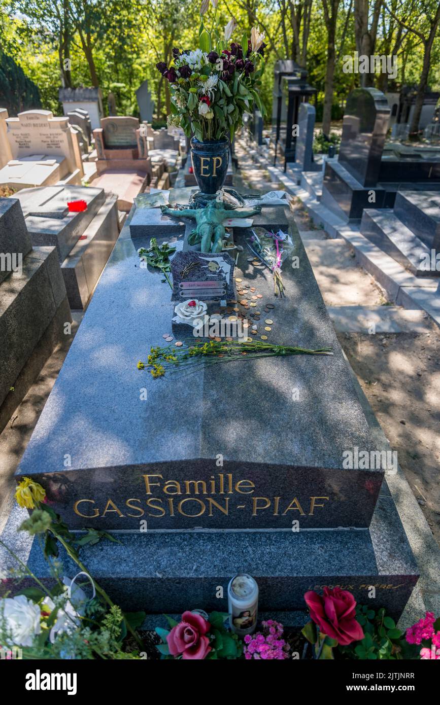 Grave of Édith Piaf, Pere Lachaise Cemetery, Paris, France Stock Photo ...
