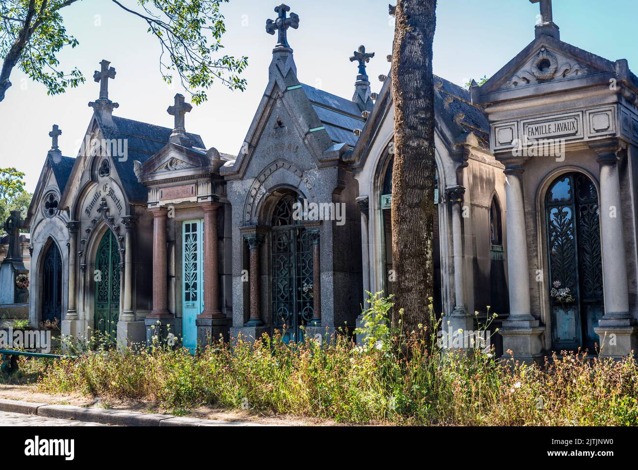 Row of Old toms, Pere Lachaise Cemetery, Paris, France Stock Photo - Alamy