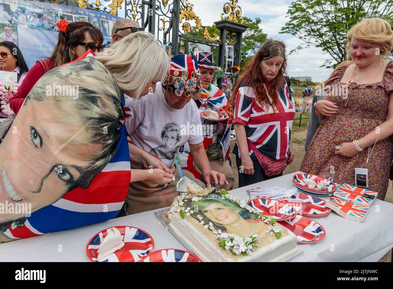 Kensington Palace, London, 31st August 2022. Royal Fans, Maria Scott ...