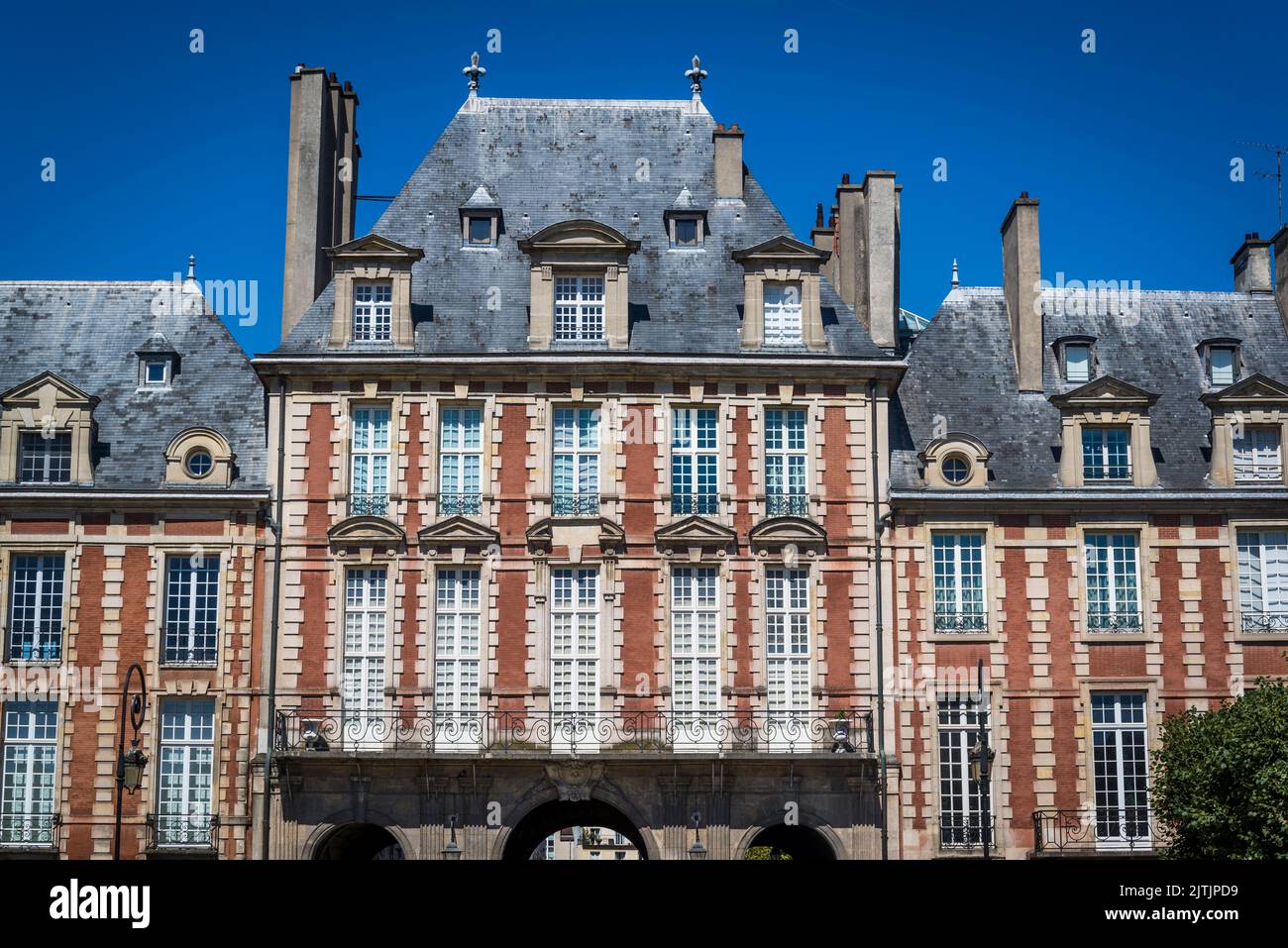 Pavillon de la Reine at the Place des Vosges, the oldest planned square ...