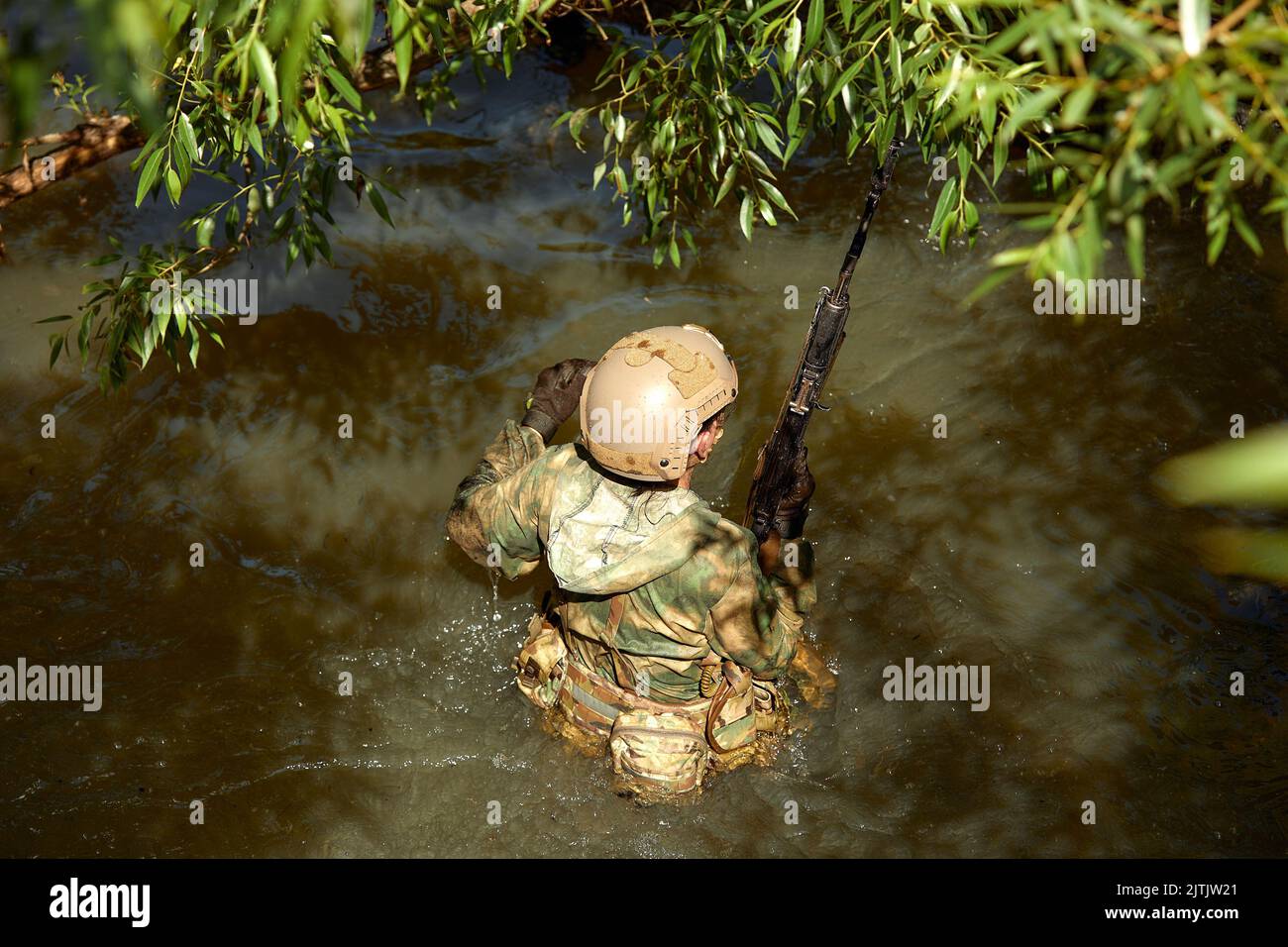 Full military experience - One day commando - running through the water ...
