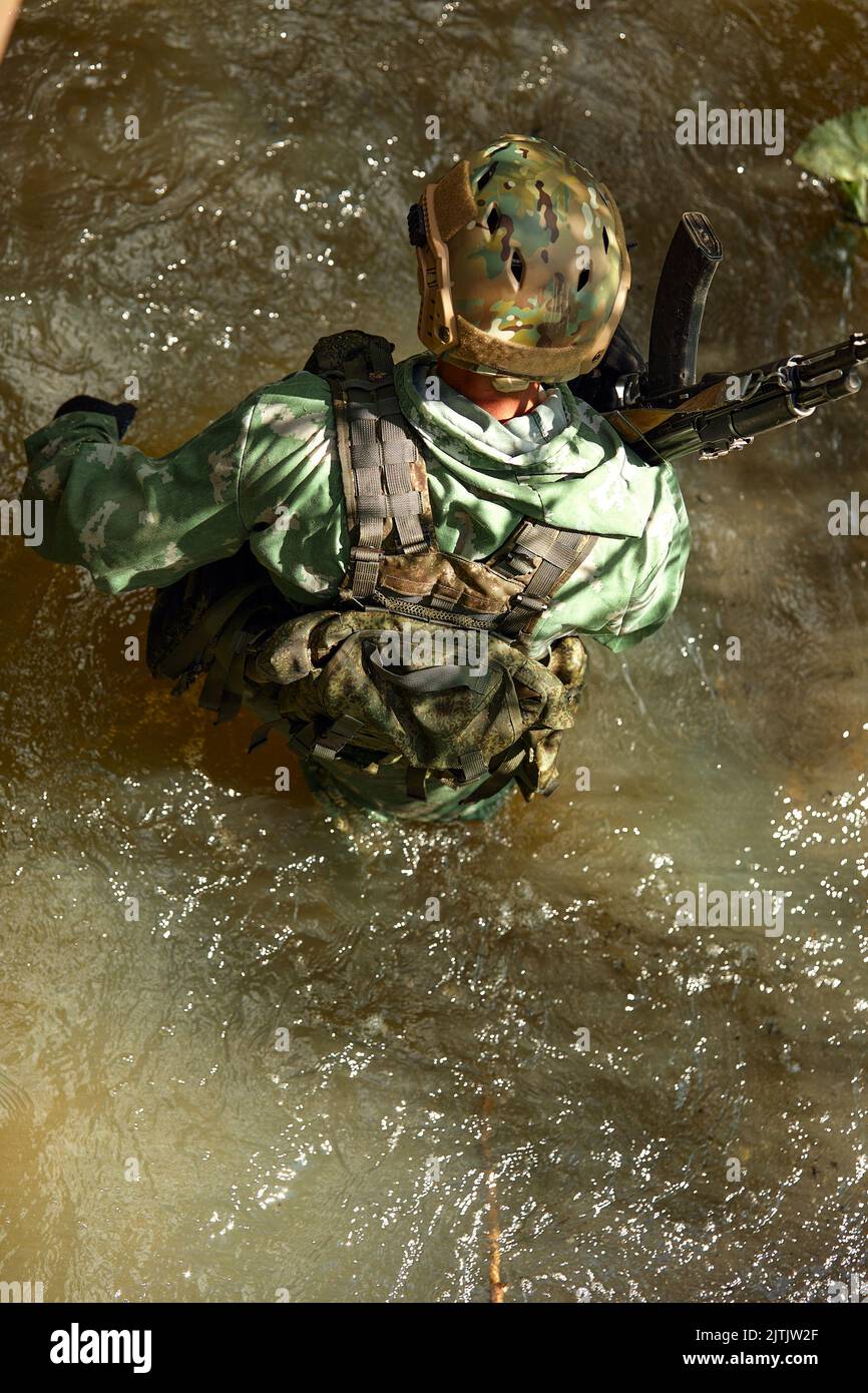 Full military experience - One day commando - running through the water ...