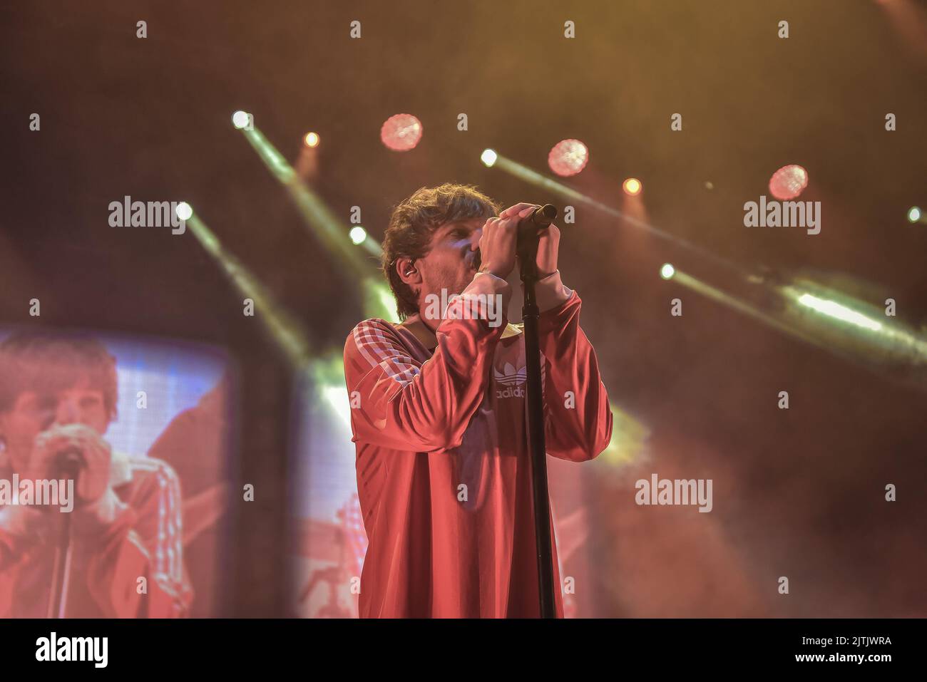 Louis tomlinson outfit hi-res stock photography and images - Alamy