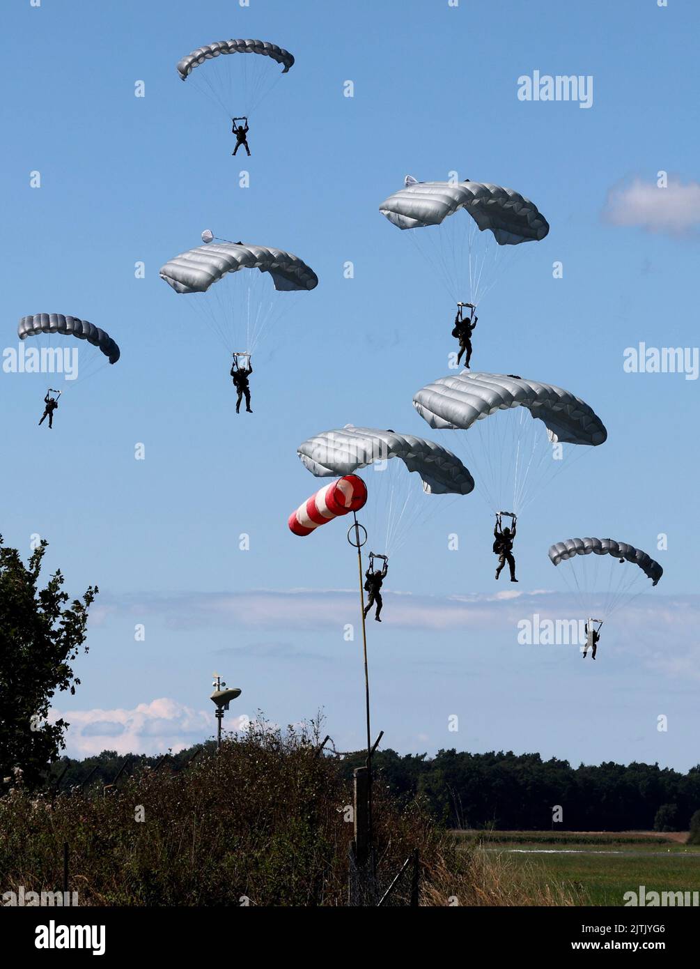 Barth, Germany. 31st Aug, 2022. The paratrooper regiment 31 from ...