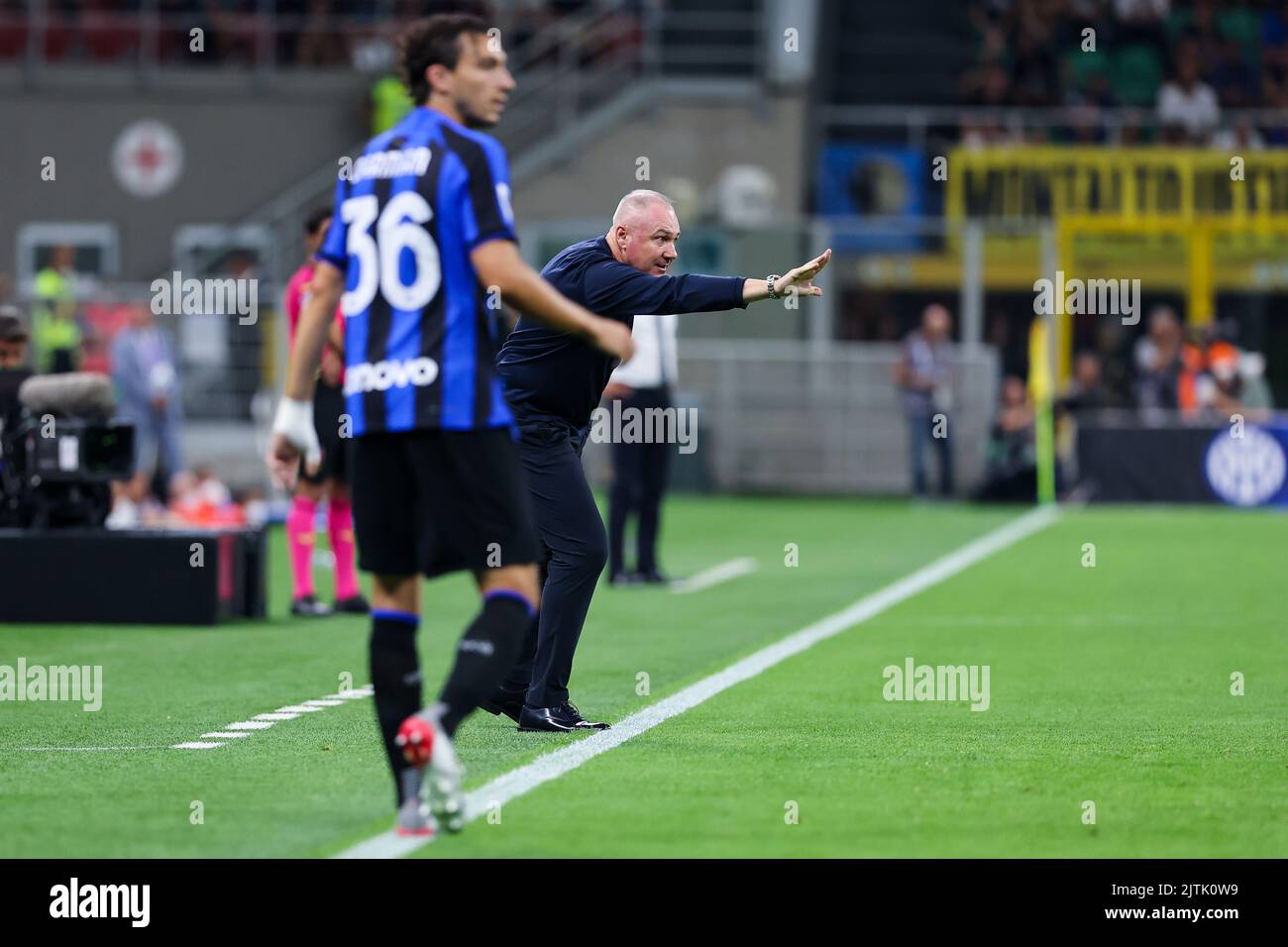 Massimiliano Alvini Head Coach of US Cremonese shouts to his players ...