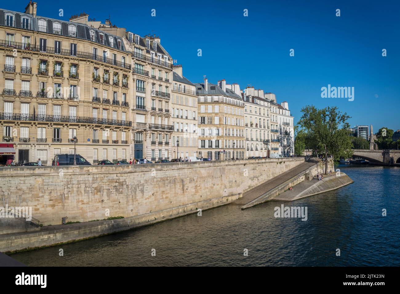 View of the riverside architecture of the Île Saint-Louis. Paris ...
